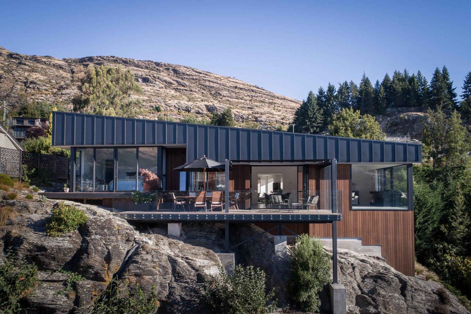 A Black-Clad Home Built to Withstand Wind and Capture the View