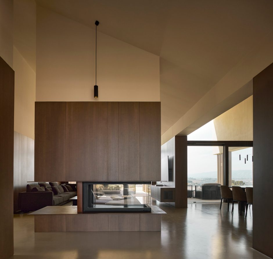 Sculptural Forms Redefine the Classic Gable Roof in Valencia