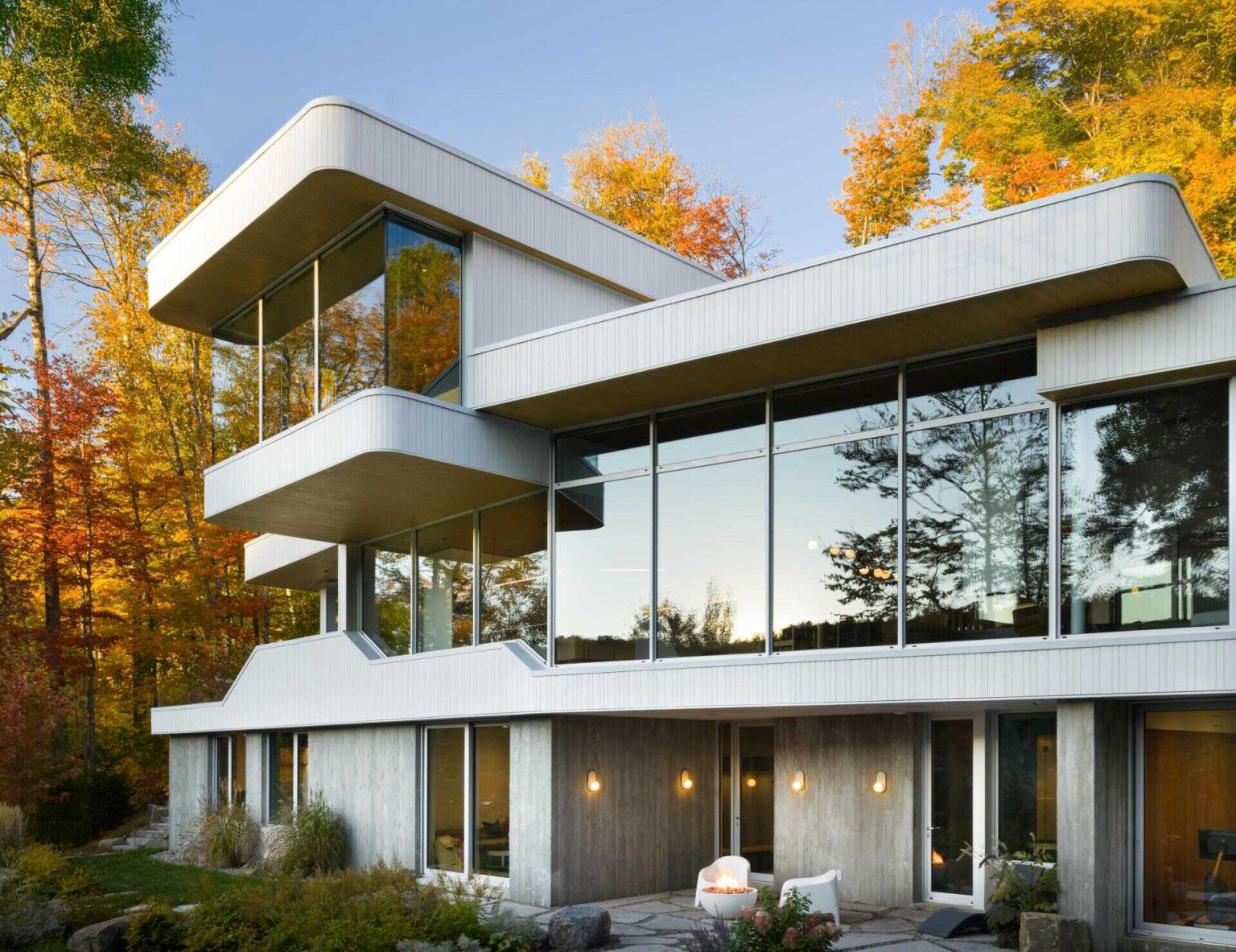 This Mountain Home in Canada Was Designed Like a Bird in Flight