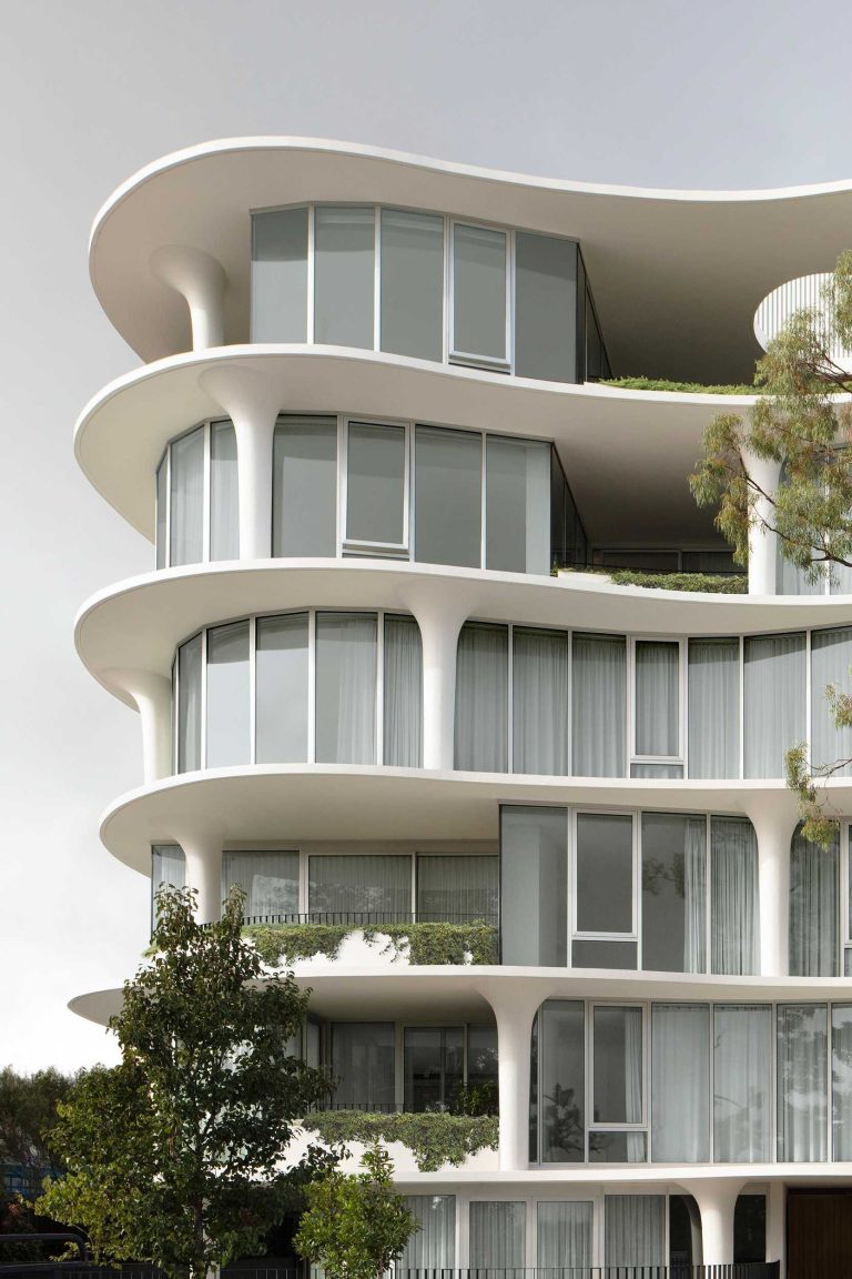 Curves and Columns Define This Australian Residential Building